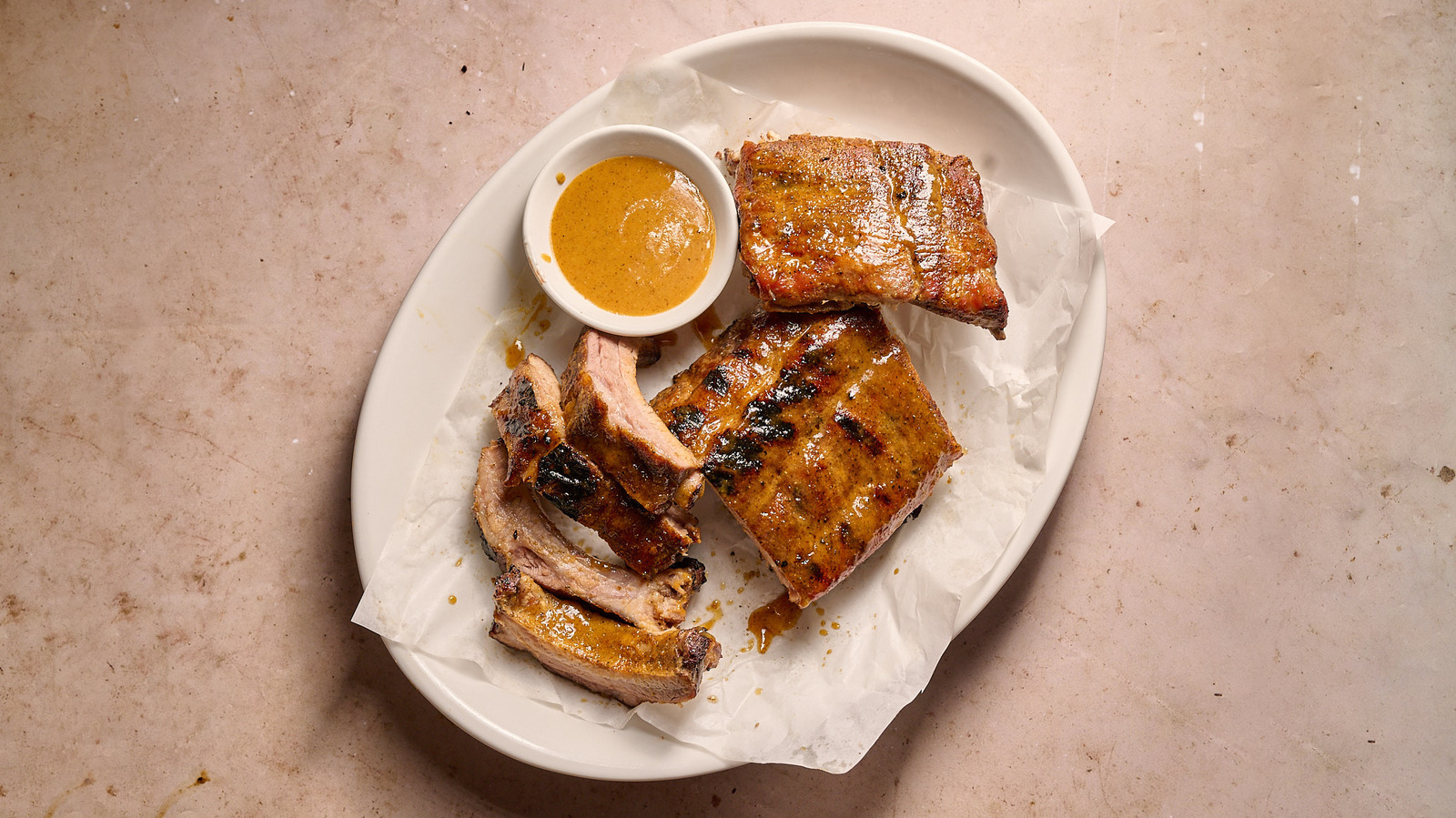 Notre recette de côtes levées du dos est recouverte d'une sauce à la ...