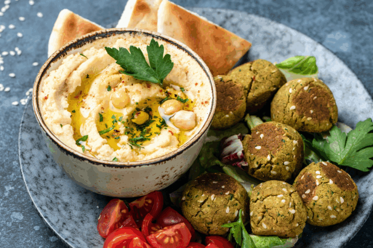 Falafel cuit au cuire avec du houmous - Le V, café et resto